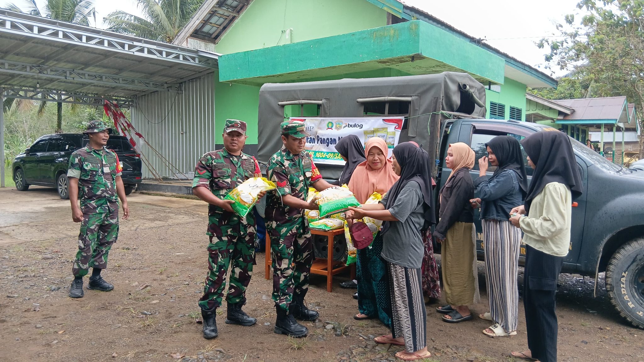 Puluhan Warga Desa Buluh Kuning dan Gendang Timburu Geruduk Koramil ...